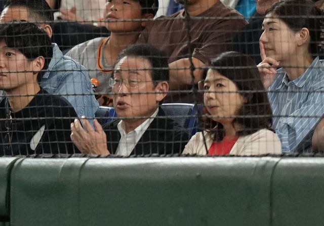 岸田前首相、広島vs巨人『延長12回の死闘』をバックネット裏最前列で観戦www | 5ch.net公式アンテナ【まとめサイト、アプリ、チャンネルなど】